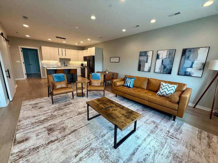 Historic Downtown Libertyville Loft | 2 Bed - Libertyville, IL