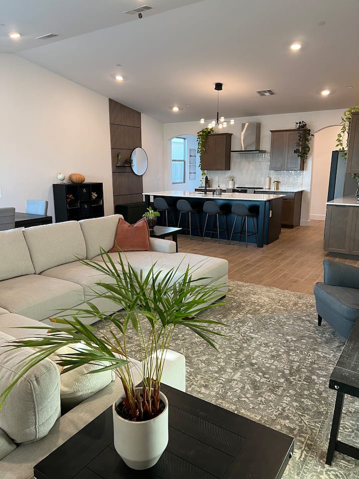 2br Pet Friendly Home • The Harvard House - A - Fresno, CA