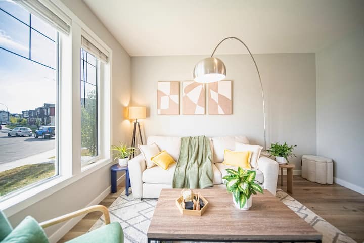 3 Bedroom Private Home In Calgary Nw, King Bed - Calgary