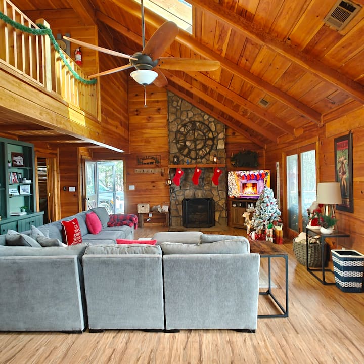 Cozy Walnut Mountain Cabin W/ Hot Tub & Views - Ellijay