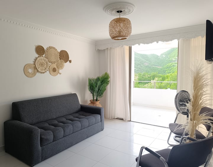 Cozy Family-friendly Apt W/ Balcony, Rodadero - Santa Marta, Colombia