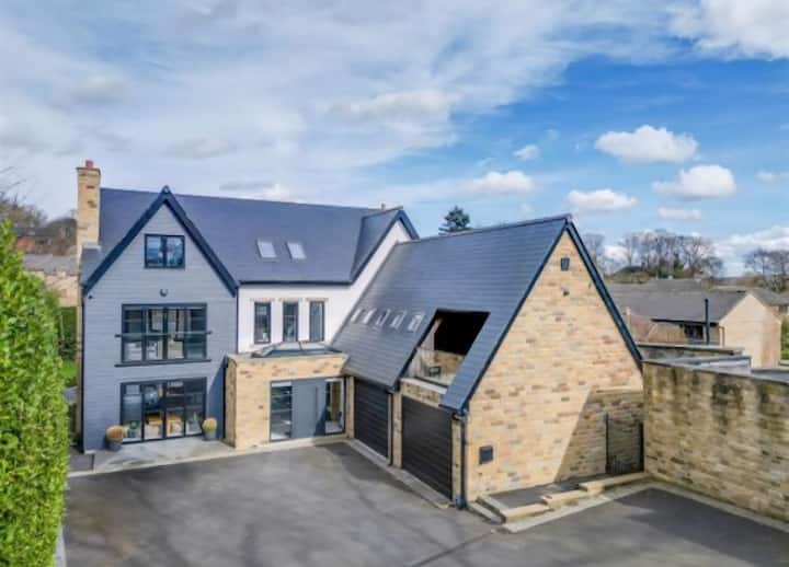 The Populars-luxury Home With Cinema And Game Room - Mirfield
