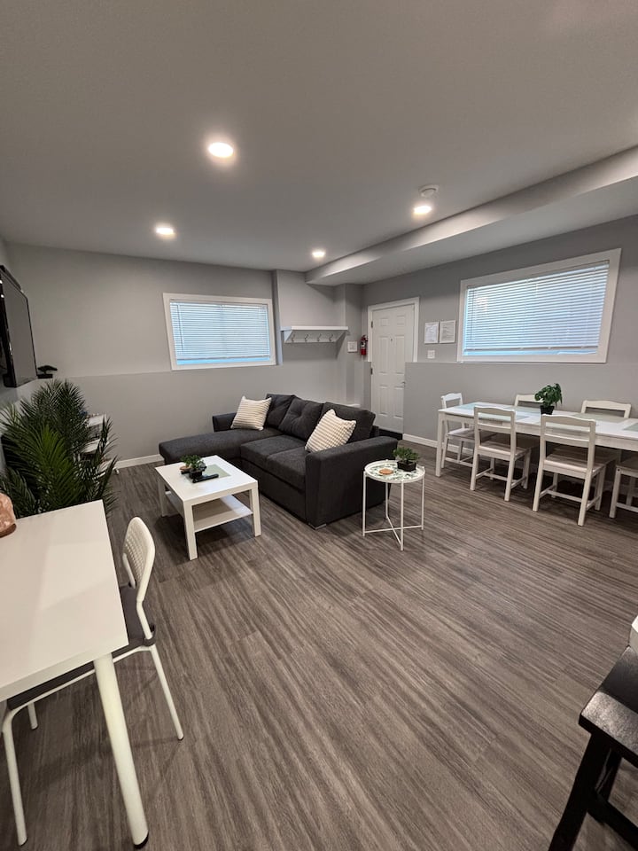 Sunshine Hideaway 
Entire Suite
Sleep 7 Guest - Sylvan Lake, AB