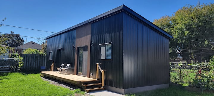 Bright Garden Suite (1 Queen + 1 Double Bed) - Toronto