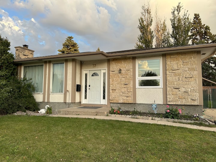 Cozy Bungalow Winnipeg Retreat - Winnipeg