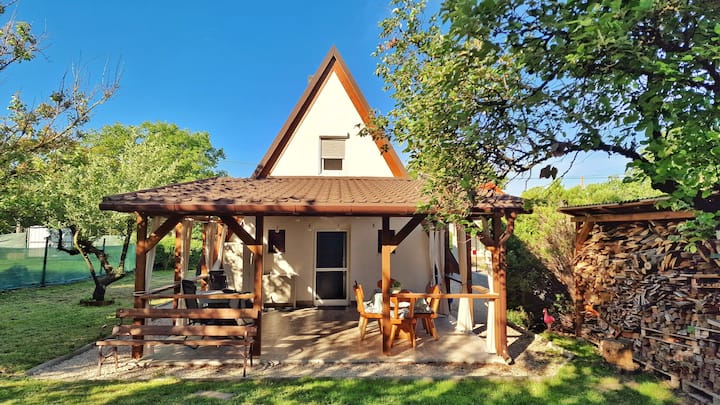 A Nyugalom Szigete Jakuzzival, Medencével - Hungary