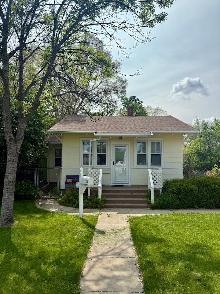 Full Home Close To Downtown & Hospitals- 3br, 2ba - Bismarck, ND