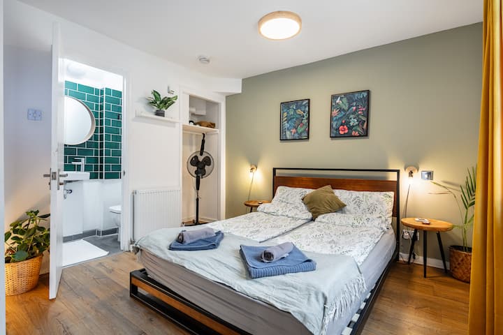 Petite Central Studio In Mayfair - London