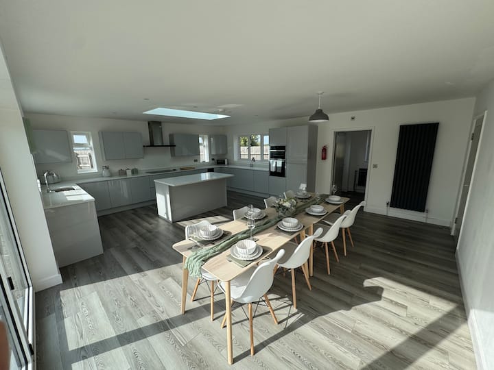 4 Bedroom Detached House (Sleeps 8) - Weston-super-Mare