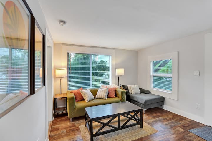 Bright Upper-level Apartment | Walk To Las Olas - Fort Lauderdale, FL
