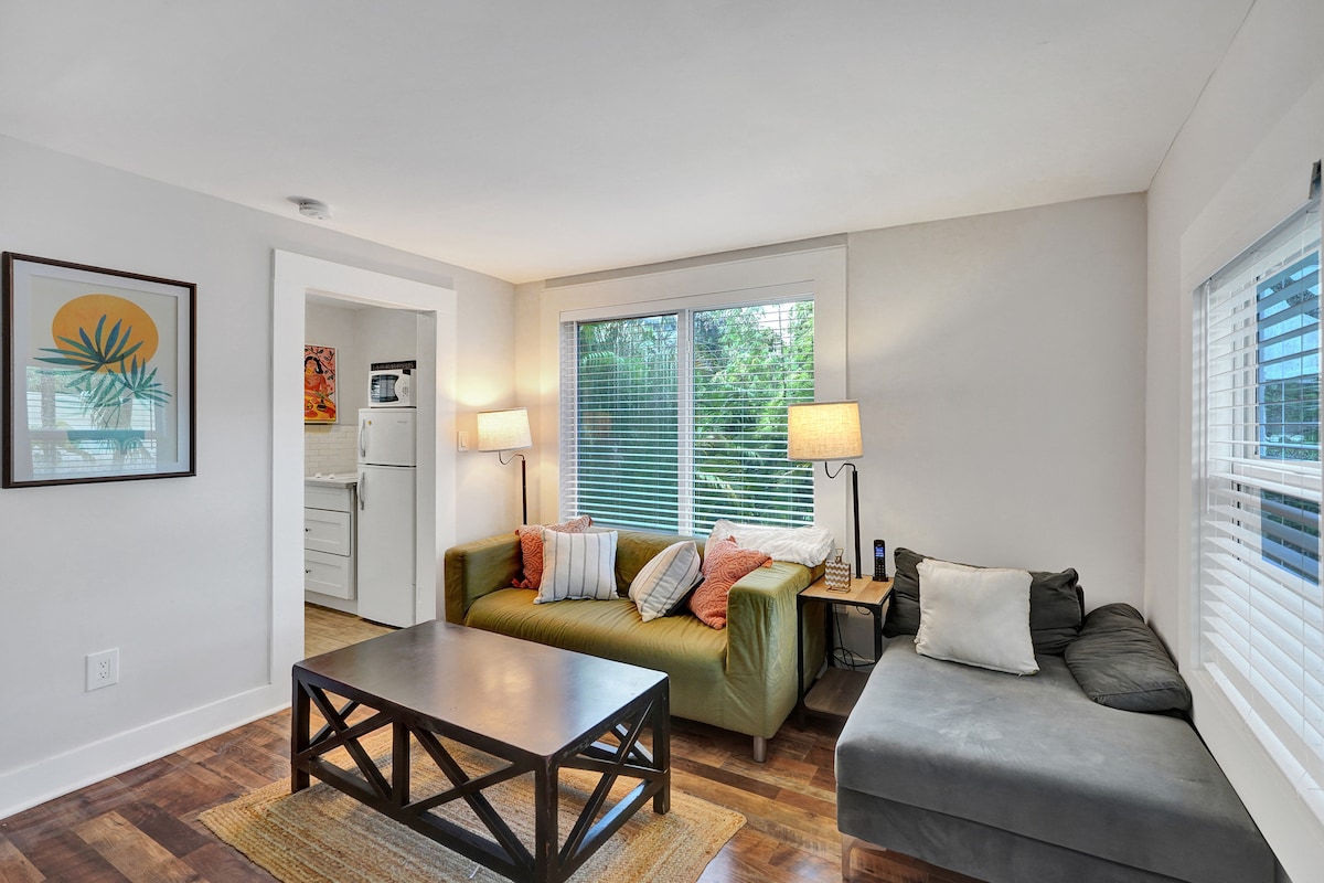 Sunlit Upper-Level Apartment Near Las Olas! - Guesthouses for Rent in ...