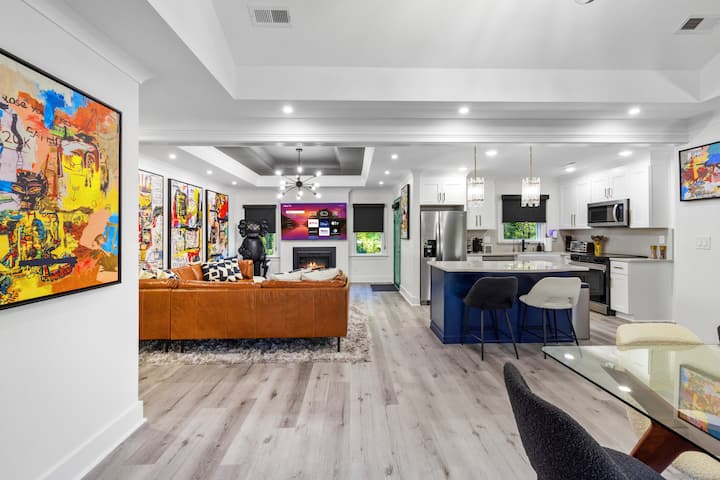 1 King/2 Queens/375 Inches Of Tvs/ps5/art Gallery - University City Boulevard – Charlotte
