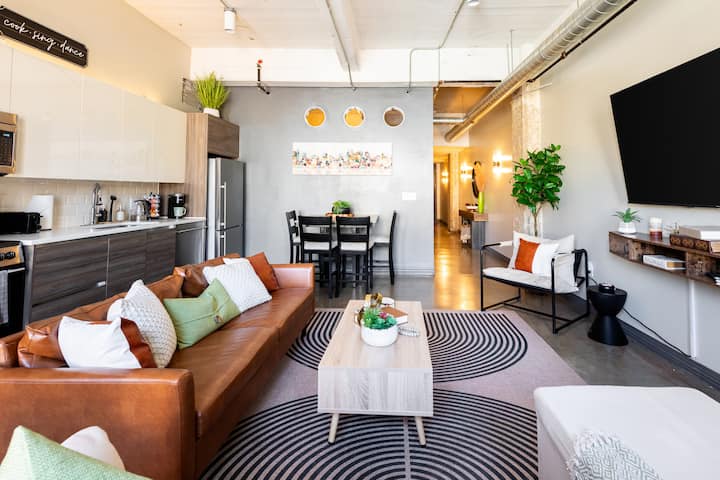 Modern-chic Loft In Heart Of Dallas - Cedar Crest - Dallas