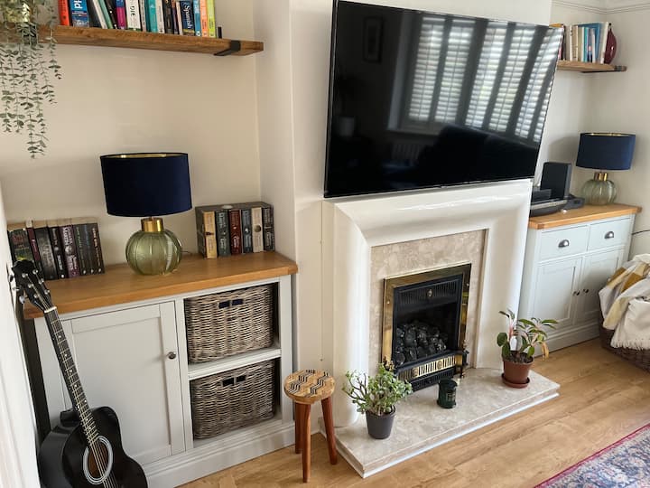 Charming 3-bed Home With Garden & Patio Dining - Coventry