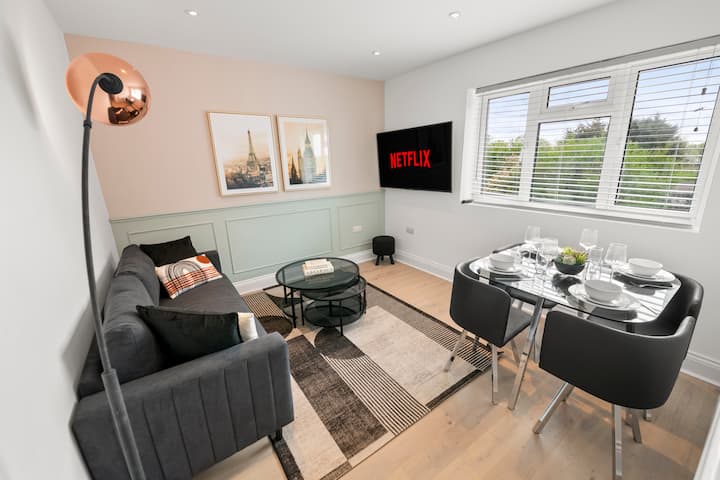 Spacious Home| Sleeps 8 | 15mtoldncentre | Parking - London