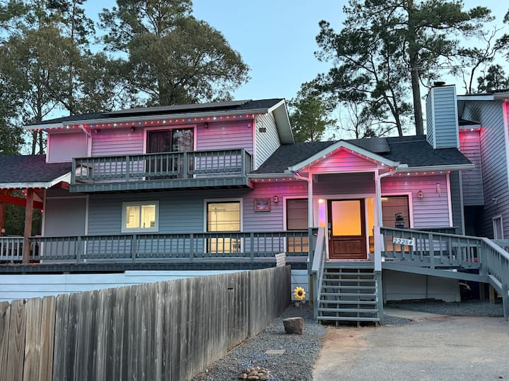 Big Blue Family Retreat Sleeps 11 - Magnolia, TX