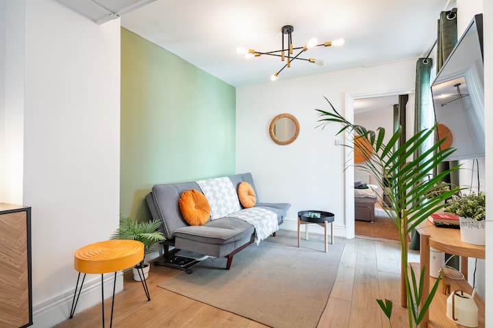 Lush Three Bedroom Apartment Near Downtown - Londra