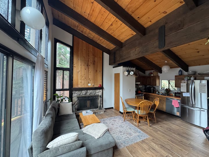 Cute Cabin-vibe Condo Walkable To Heavenly - South Lake Tahoe, CA