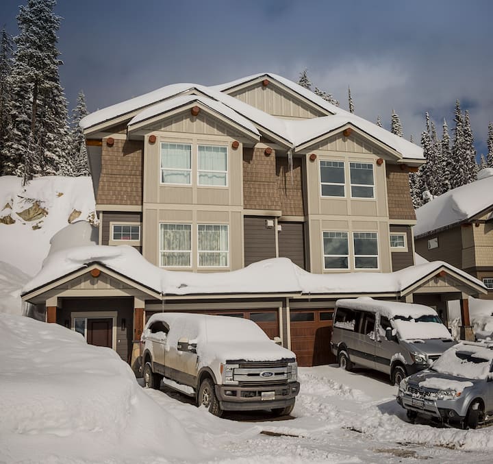 Ski In Ski Out 4 Bedroom 4 Bath Sleeps 10 - Big White Ski Resort, BC
