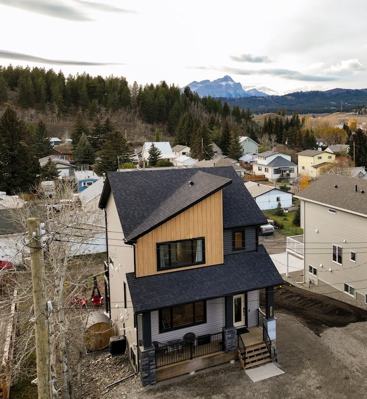 Walkout Basement Spa Suite | Alpine Retreat - Bellevue, AB