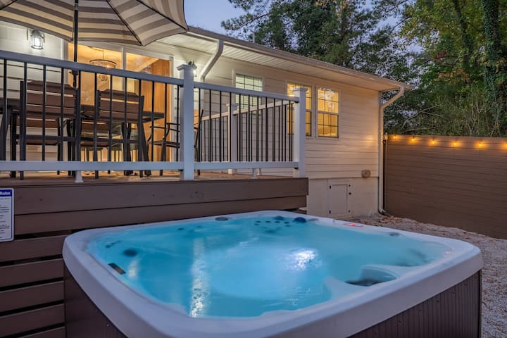Cary Hot Tub, Outdoor Movies, Fire Pit & Games - Cary, NC