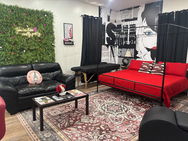 Ruby Red Haven – Chic Downtown Retreat Dayton - Dayton, OH