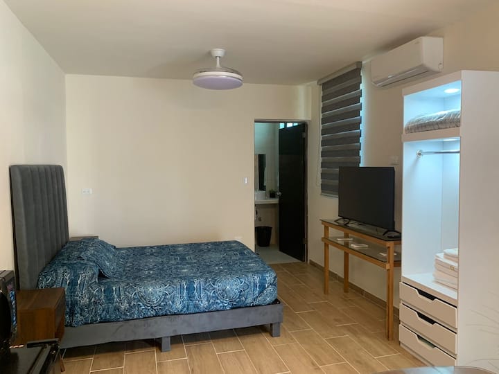 Habitación Con Cocineta Y Entrada Independiente - Guadalupe, Mexico