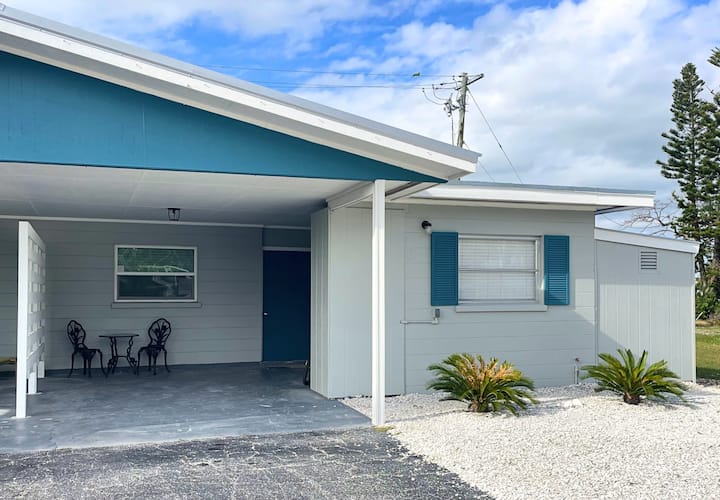 The Coastal Cottage - Bradenton Beach, FL