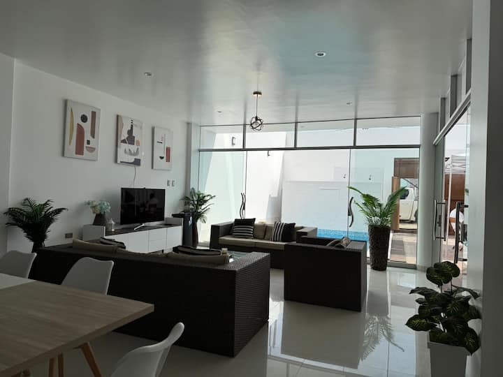 Casa De Playa Con Piscina - Camaná