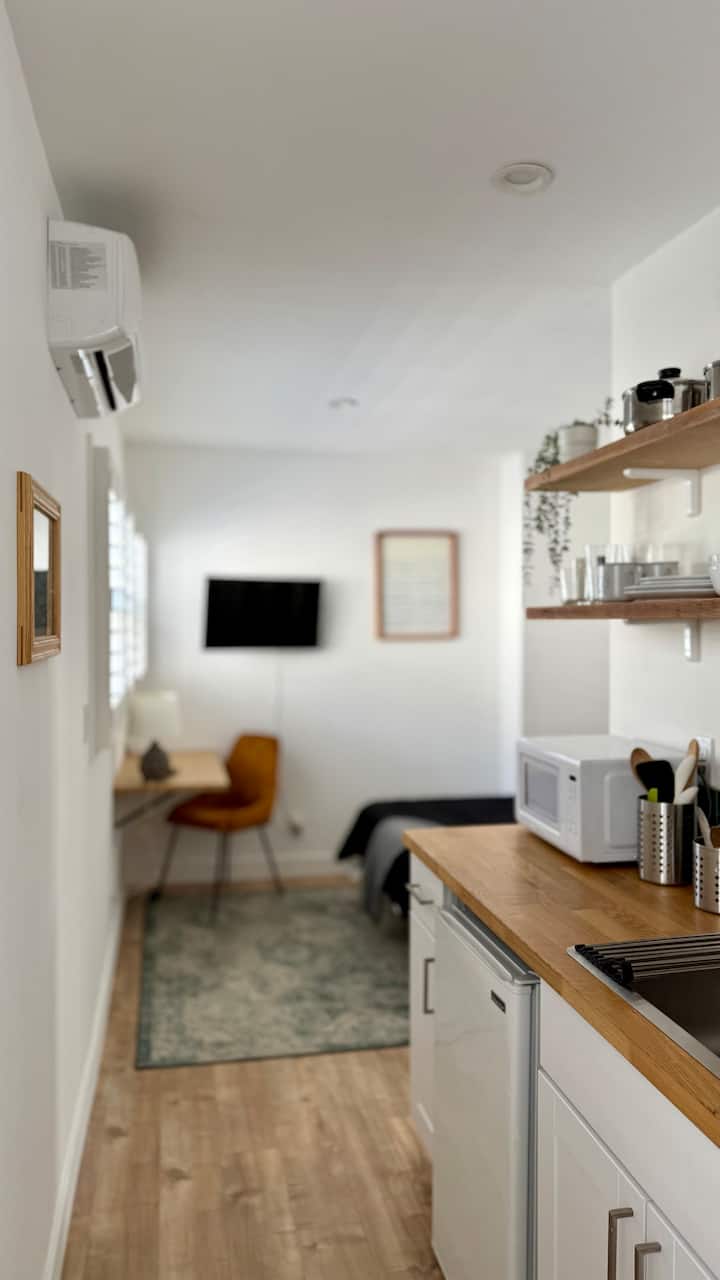 Modern Private Studio Apt W/ Wifi, Kitchenette - Montebello