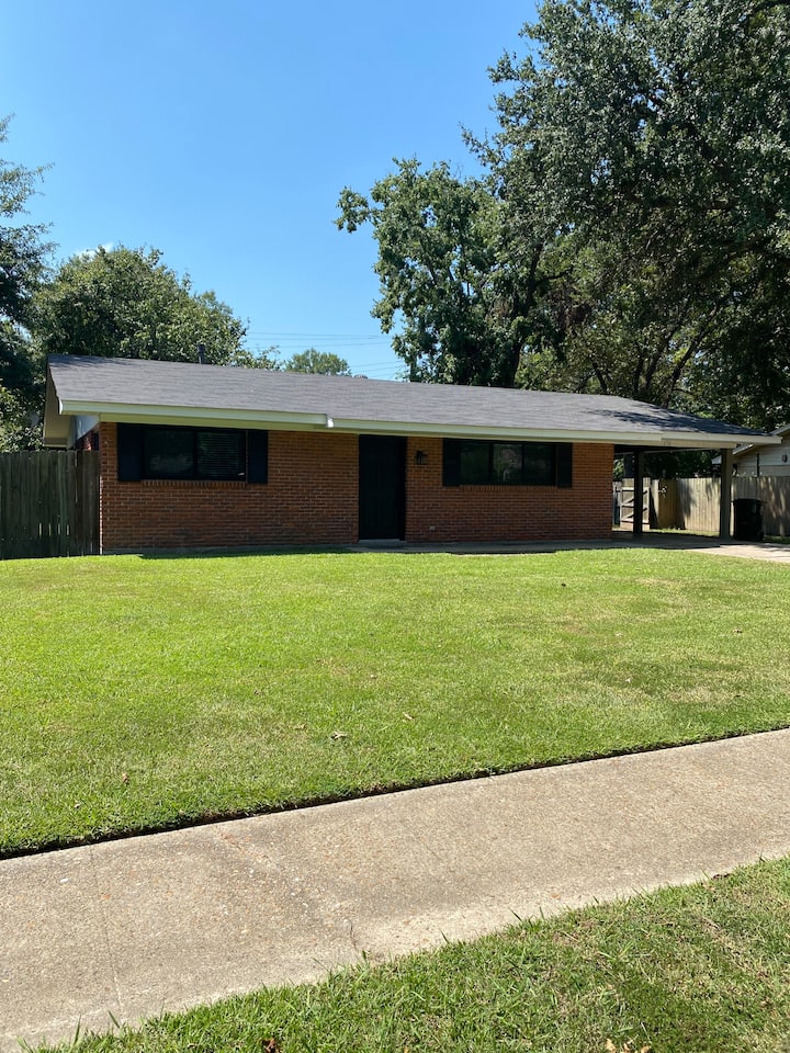 Quiet Neighborhood Easy Access To I-20/ Hwy. 165. - Monroe, LA