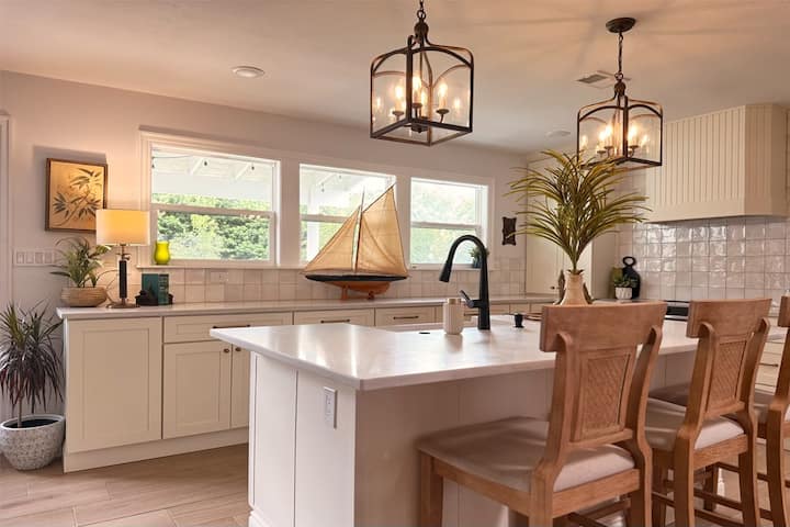 Captains Cottage: Charming Cape Cod In Gulf Breeze - Gulf Breeze, FL