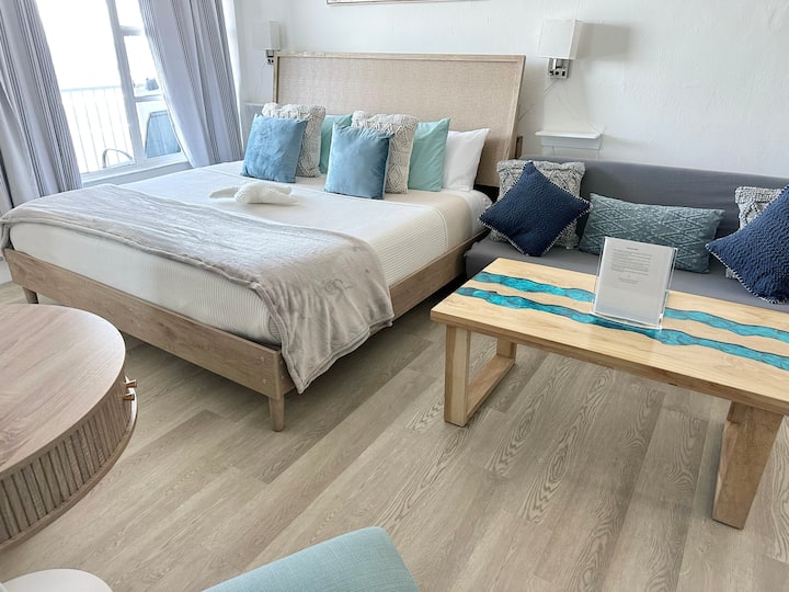 Beachfront Balcony/ King Bed/ Pool & Beach Views - Daytona Beach, FL