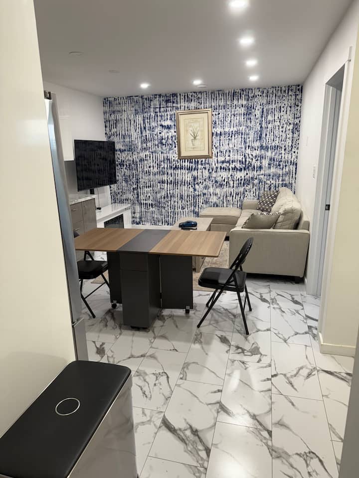 Modern Basement Suite - サスカトゥーン
