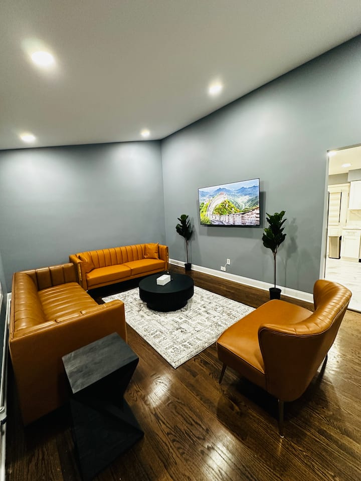 Contemporary Comfort Near O’hare - Glencoe, IL