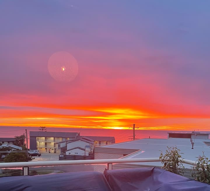 Steps To Sand & Sunrise. More Than Meets The Eye. - Toowoon Bay