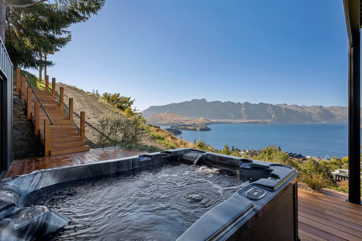 Scenic Fernhill Retreat | Spa & Stunning Views - Queenstown, New Zealand