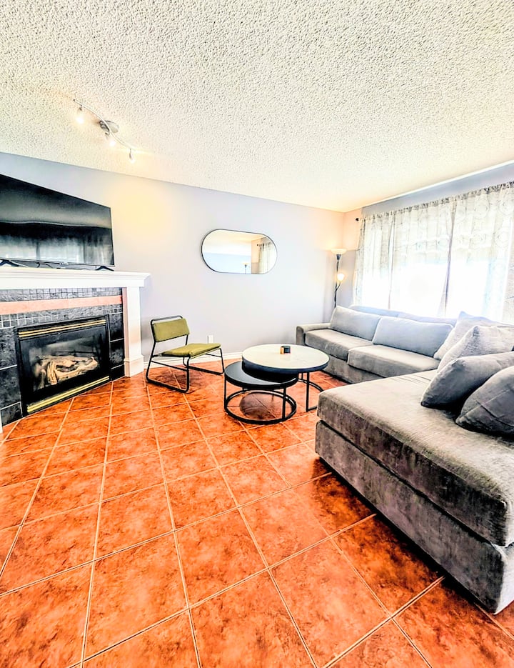 Family Friendly 4br House | Park Nearby | Garage - Calgary