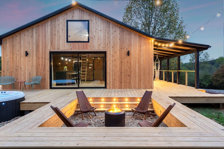 Aura Retreat – Sunken Fire Pit & Hot Tub Magic - New Plymouth, OH
