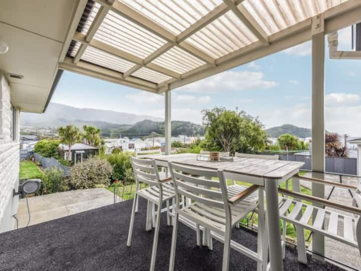 'Broadway Harbour Retreat'
Steps From Town - Picton