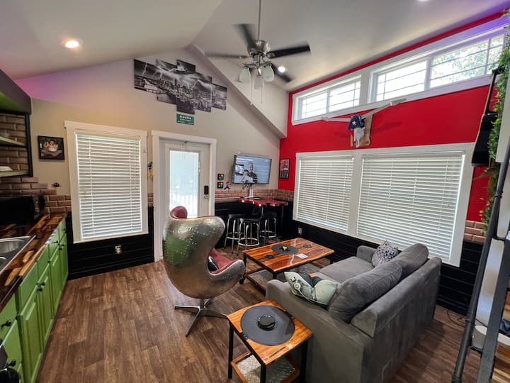 The Green Room Tiny House - Lake Travis, TX
