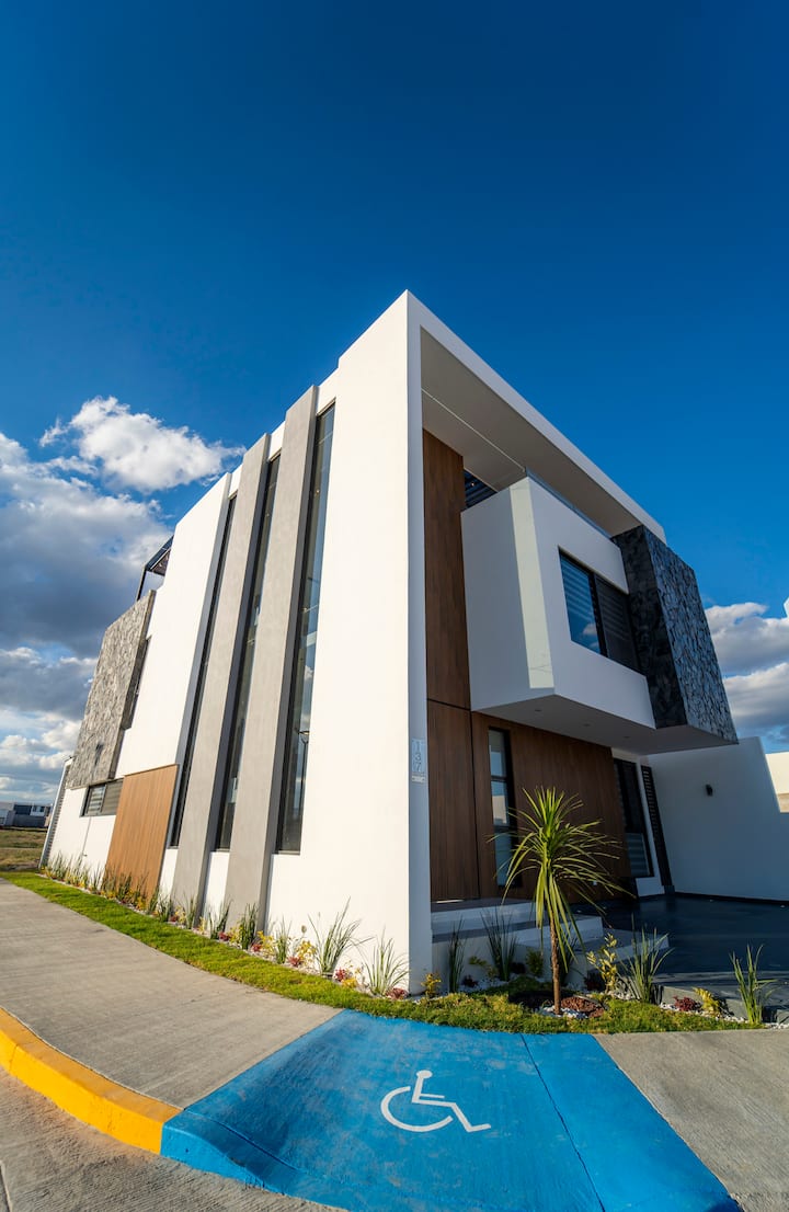 Casa De Lujo Con Alberca Climatizada Y Terrazas - Aguascalientes