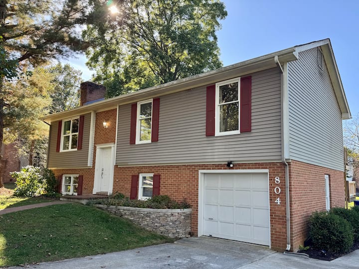 Beautiful Home In Blacksburg | 10 Guests - Blacksburg, VA