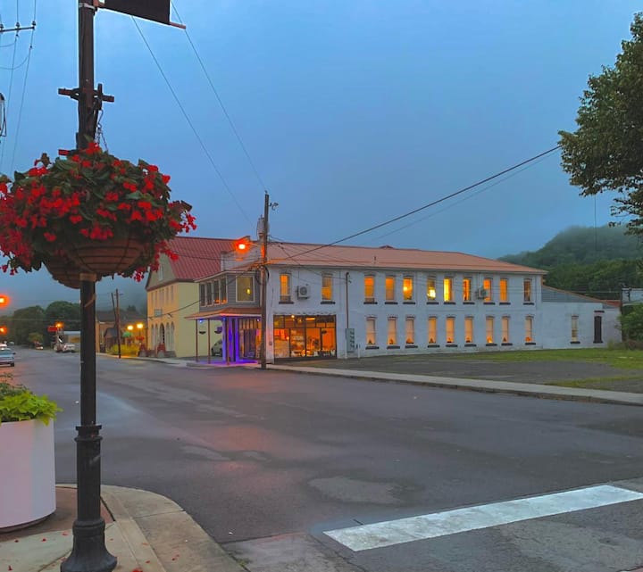 The Pocahontas Suite At The Electric Moon Inn - Seneca State Forest, Dunmore