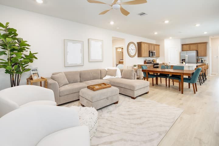 Kickback @ Howdy Hideaway: 6 Mi To Texas A&m - College Station, TX