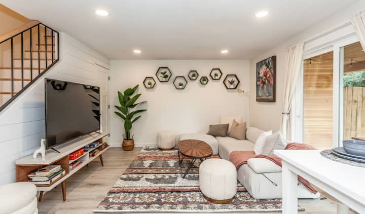 Stylish Modern Stay W/ Fenced Yard & Easy Parking - Vancouver, WA