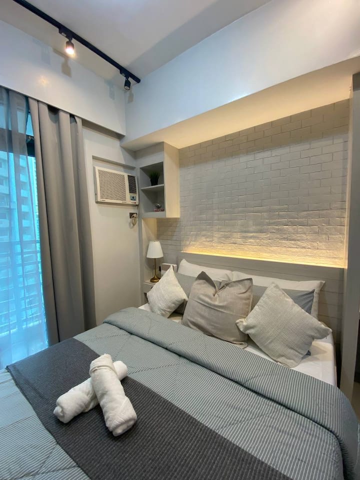 Snug Condo In Salcedo Square - Manila
