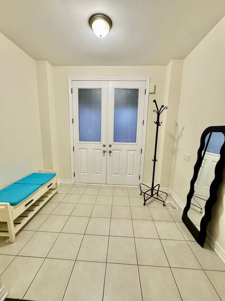 Furnished 3-br Home With Office & Backyard Oasis - ブランプトン