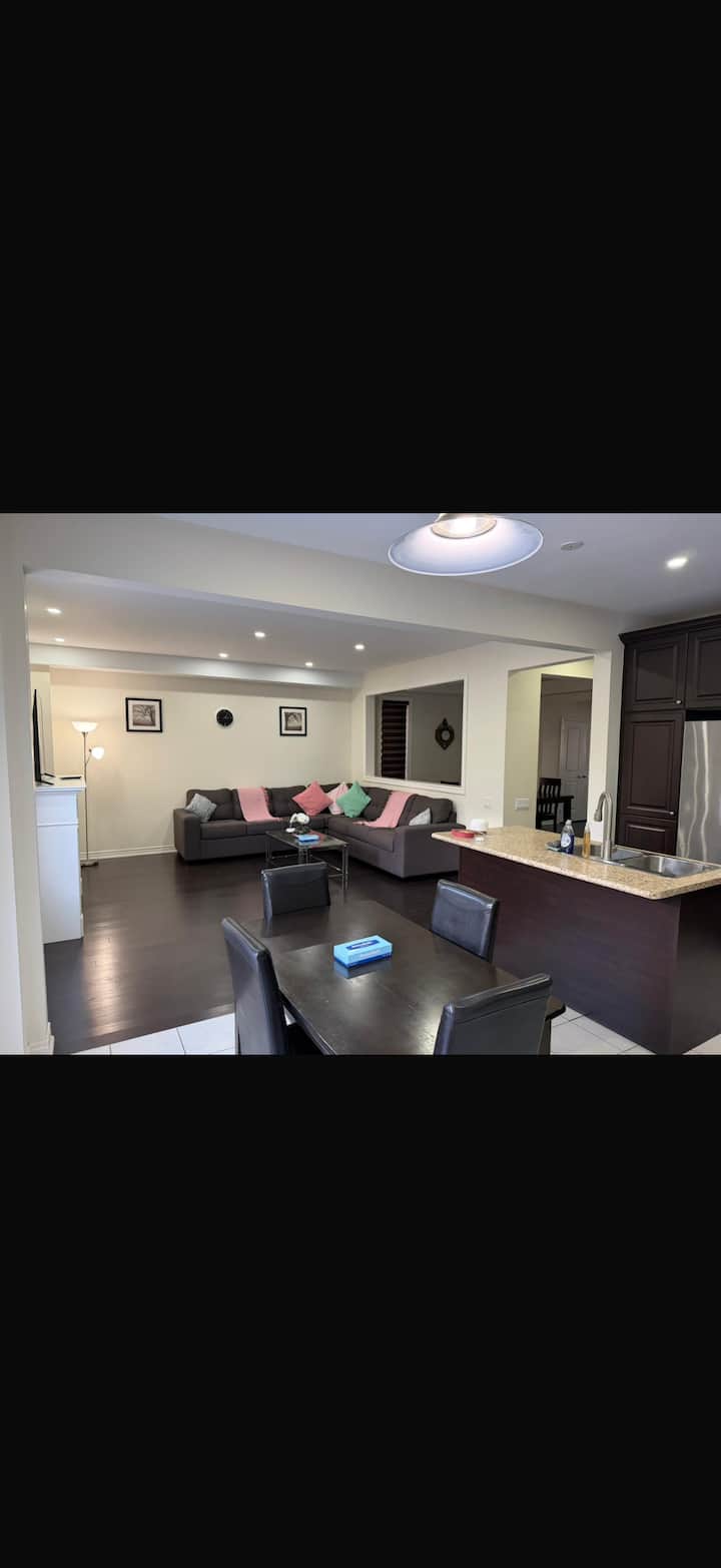 Furnished 3-br Home With Office & Backyard Oasis - Bolton, ON, Canada