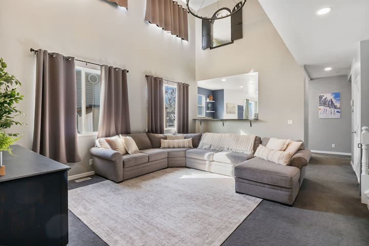 Mountain Themed Retreat With Hot Tub - Great Salt Lake State Park, Magna